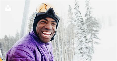 미소를 띤 스키어가 스키 리프트에서 스낵을 즐기고 있습니다 사진 Unsplash의 무료 초상 이미지