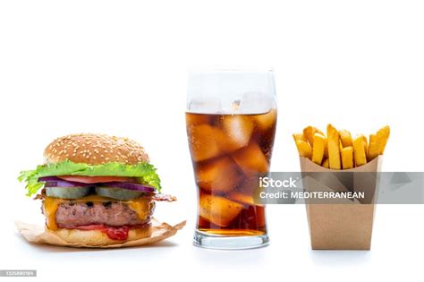 콜라 소다 음료 유리와 흰색에 고립 된 크래프트 종이 상자에 일회용 감자 튀김 버거 콤보 프렌치 프라이에 대한 스톡 사진 및 기타 이미지 프렌치 프라이 샌드위치 음식