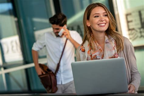 디지털 장치와 함께 일하고 공부하는 젊은 사람들 비즈니스 교육 기술 개념 컴퓨터 프로그래머에 대한 스톡 사진 및 기타 이미지 컴퓨터 프로그래머 팀워크 20 24세