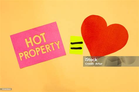 Word 텍스트 쓰기 뜨거운 속성 후에 전과 또는 심하게 요구 했다 분홍색 조각 종이 알림 등호 붉은 무언가 대 한 비즈니스 개념 보내는 낭만적인 감정 심 혼 가격에 대한