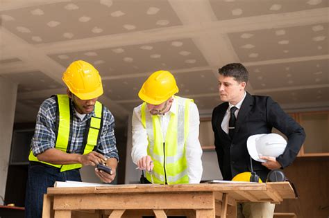 데이터 작업과 태블릿에 대해 논의하는 세 명의 동료 건설 현장에서 건축 프로젝트가 있는 노트북 건축 계획 건설 프로젝트 엔지니어를 위한 청사진을 작업하는 건축가 팀