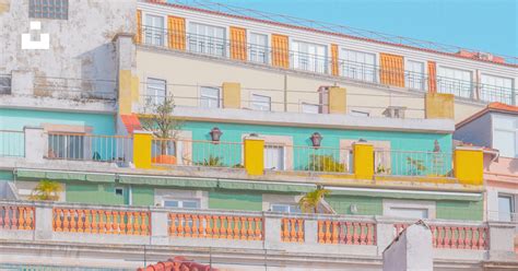 도시에 있는 다채로운 건물들이 줄지어 서 있습니다 사진 Unsplash의 무료 리스본 이미지