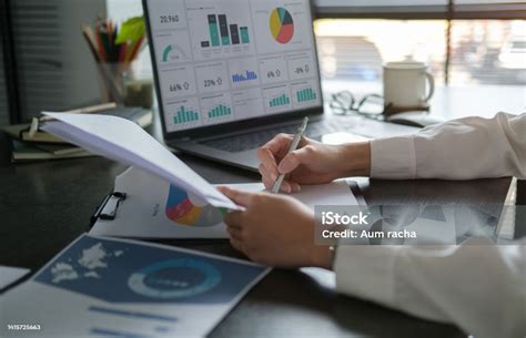 그녀의 사무실에서 정보를 조직하는 작업 계획에 대한 메모를 작성하는 젊은 여성 행정 보조원 20 24세에 대한 스톡 사진 및 기타 이미지 Istock