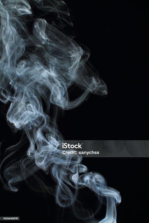 검은 배경에 흰색 연기 텍스처 검은색에 대한 스톡 사진 및 기타 이미지 검은색 곡선 그을음 Istock