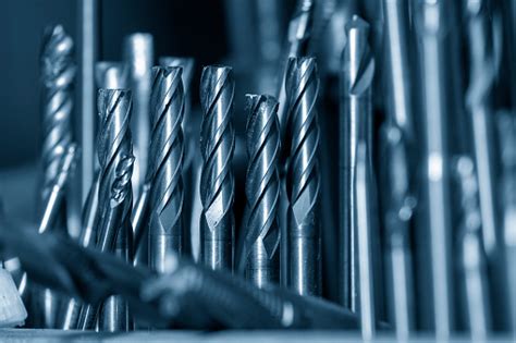 Cnc 밀링 머신용 중고 고체 초경 엔드밀 공구의 다양한 유형 Cnc 장치에 대한 스톡 사진 및 기타 이미지 Cnc 장치