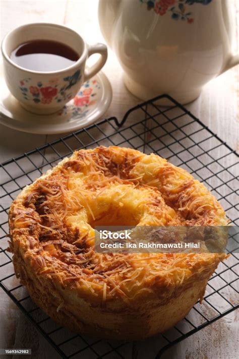 쉬폰 케이크는 식물성 기름 계란 설탕 밀가루 베이킹 파우더 및 향료로 만든 매우 가벼운 케이크입니다 쇼트닝이나 쇼트닝과 같은 전통적인 고체 지방보다 식물성 기름으로 만들어