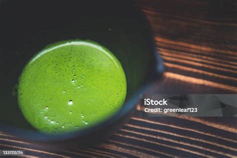 신선한 아이스 말차 라떼 녹차 음료 차가운 음료 우유 화이트 스위트 크림과 건강 한 다과 식품 일본 맛의 스타일 배경에 대 한 맛 0명에 대한 스톡 사진 및 기타 이미지