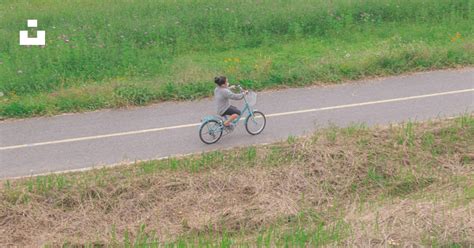 도로에서 자전거를 타는 소년 사진 Unsplash의 무료 천안 이미지