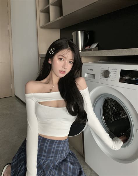 Sexy ပခုံးပေါ် အဖြူ ရှပ်အင်္ကျီ အမျိုးသမီး ဆောင်းဉီးရာသီ ကြပ်သော ပါးသော လက်ရှည် အောက်ခံ ရှပ်အင