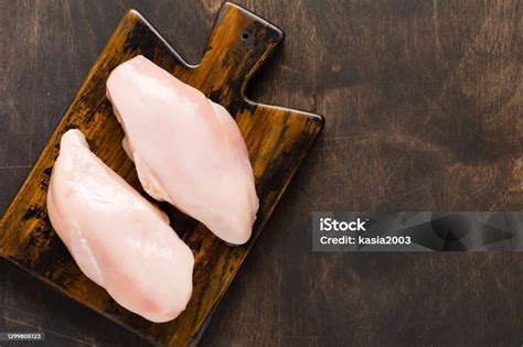 어두운 나무 소박한 배경에 나무 보드에 소금 후추 양파와 버터신선한 생 닭 고기 필레 맨 위 보기입니다 0명에 대한 스톡 사진 및 기타 이미지 Istock