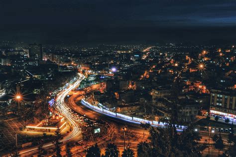 집 밖의 가로등 가로등 기둥 거리 장면 거리의 나무 건물 건축 교통 긴 노출 나무 네온 불빛 다채로운 조명