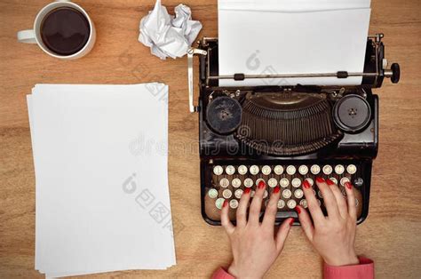 喝更多的水字在老式打字机上打字图片 包图网企业站