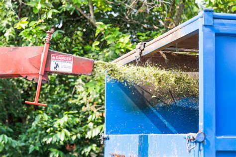 우드 치퍼 발행기 해제 채썬 Leafs 및 트렁크 대상쪽으로 배달차 목재 분쇄기에 대한 스톡 사진 및 기타 이미지 목재 분쇄기 잎 2015년 Istock