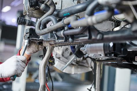 자동차 정비사 수리 자동차 문제 해결 차량 부품 검사 배기관 클로즈업 사진 무료 다운로드 Lovepik