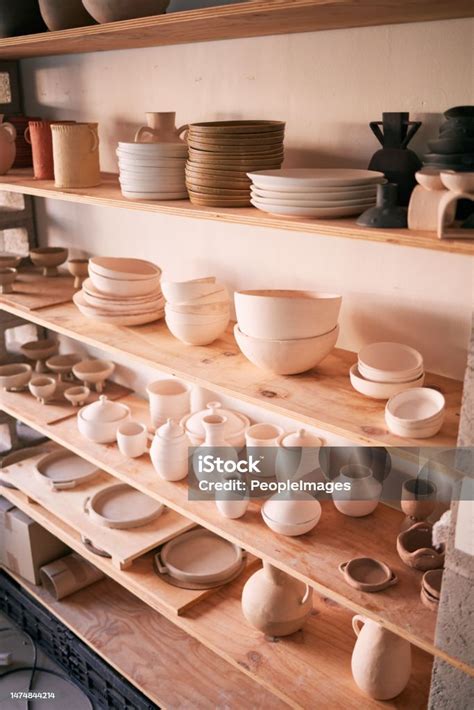 도자기 배경 도자기 가게 및 제조 시작의 크리에이티브 스튜디오에 있는 선반 점토 디자인 수집 및 작업장 재고 생산의 중소 기업 및 소매 공예 시장에서 전시 지속 가능한 생활