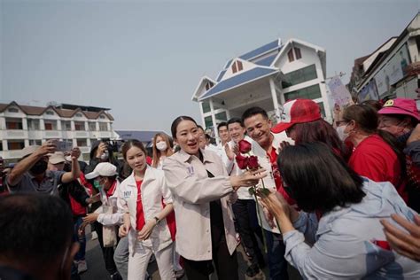 Photo Gallery พท บุกเชียงรายมวลชนใส่เสื้อแดงแห่รับ ชูแลนด์สไลด์ ส่ง “ประยุทธ์ ประวิตร” กลับบ้าน