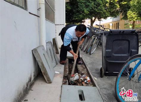 宁都县长胜中学积极投身创卫 共建美好家园