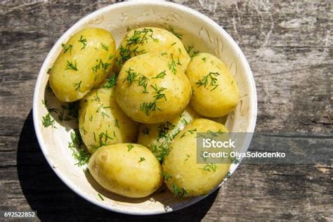 삶은 새로운 감자 버터와 오래 된 나무 테이블에 딜 상위 뷰 감자 요리에 대한 스톡 사진 및 기타 이미지 감자 요리 하이 앵글 가정 생활 Istock