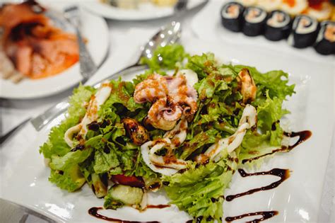 새우 홍합 오징어 흰 접시에 문어와 해산물 샐러드 클로즈업 필름 노이즈 0명에 대한 스톡 사진 및 기타 이미지 0명 갑각류 건강한 생활방식 Istock