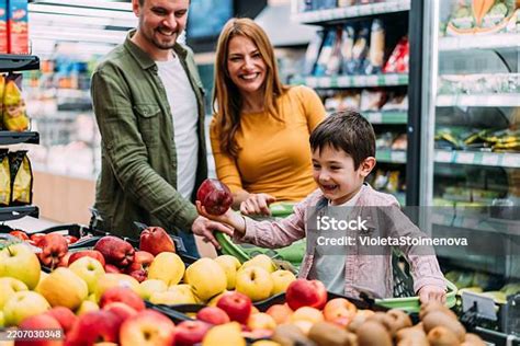 슈퍼마켓에서 제품을 선택하는 장바구니를 들고 웃는 가족 슈퍼마켓에 대한 스톡 사진 및 기타 이미지 슈퍼마켓 3 명 35