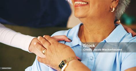 노인 여성 간호사 소파에서 손을 잡고 의료 지원 의료 지원 및 신뢰에 감사드립니다 행복한 노인 간병인 가정에서 친절 도움 및 조언에 미소를 지을 수 있습니다 20 24세에