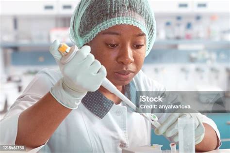 실험실 코트 보호 모자 및 장갑의 아프리카 여성 기술 도우미는 의료 테스트 시설에서 Sarscov2 바이러스에 대한 Pcr