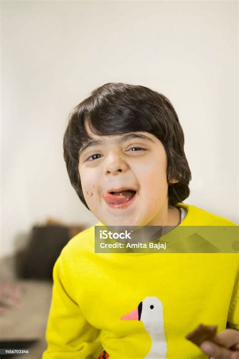 초콜릿 바 전체를 먹고 얼굴을 핥는 재미있는 아이 소년의 클로즈업 어린 시절 6 7 살에 대한 스톡 사진 및 기타 이미지 6