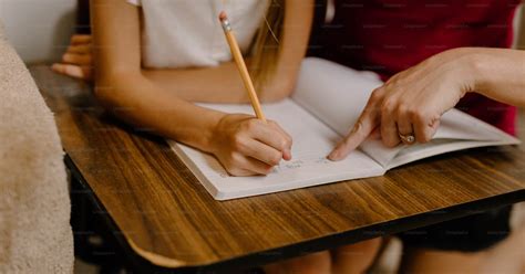 공책과 펜을 들고 테이블에 앉아 있는 두 사람 사진 Unsplash의 쓰기 이미지