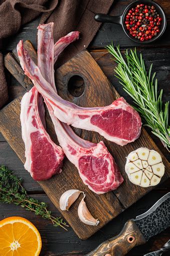 뼈에 원시 양 필렛 재료 당근 오렌지 허브 오래된 어두운 나무 테이블 배경에 상단 보기 플랫 누워 0명에 대한 스톡 사진 및 기타 이미지 Istock