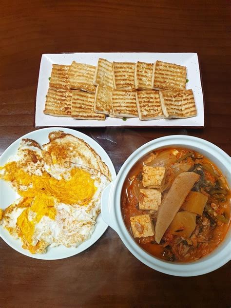 총각 깍두기 김치찌개에 터진 계란후라이 드세요 뉴스트림