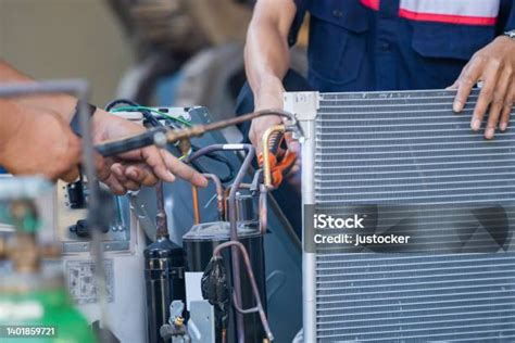 에어컨 수리 팀은 연료 가스와 산소를 사용하여 금속을 용접하거나 절단하고 산소 연료 용접 및 산소 연료 절단 공정 바닥 고정 에어컨 시스템의 수리공 전기로에 대한 스톡 사진