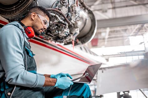 제트 엔진 앞의 데이터를 확인하는 항공기 유지 보수 정비사 엔지니어에 대한 스톡 사진 및 기타 이미지 엔지니어 제트 엔진 아프리카 민족 Istock