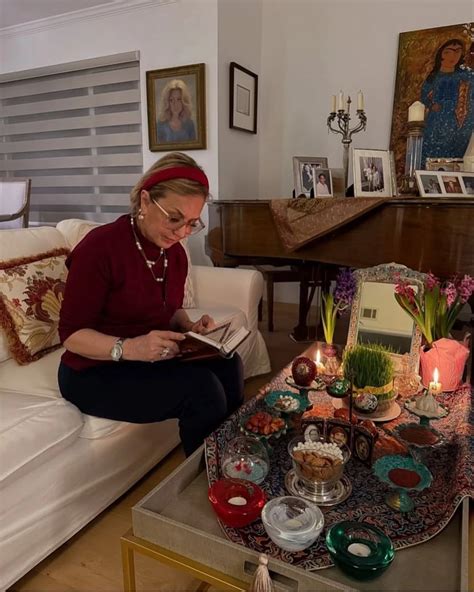 ‎سلبریتیها بازیگرلایو‎ ‎ورقبزن سوزان روشن خوانندهٔ محبوب قدیمی