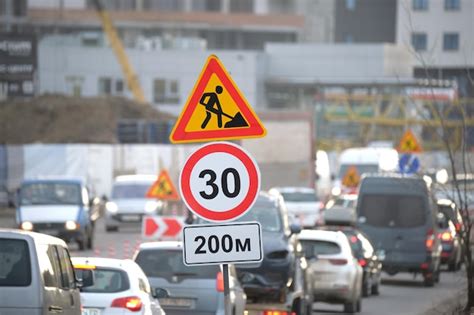 Obras Rodoviárias Avisando Sinais De Trânsito De Obras Na Rua Da Cidade