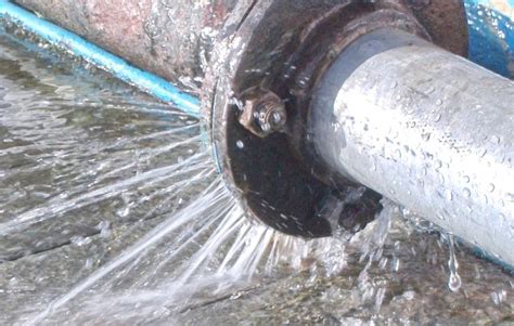 Khomeini Chowk Residents Slam Phe For Failing To Repair Leaking Pipeline Kashmir Reader