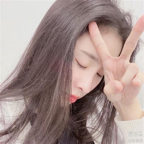 张碧晨晒素颜自拍 闭眼比剪刀手长睫毛抢镜娱乐频道中国青年网