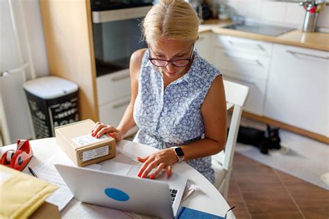 중소 기업 소유자 상자에 제품을 포장하고 배달을 위해 준비 45 49세에 대한 스톡 사진 및 기타 이미지 45 49세 격리 금발 머리 Istock