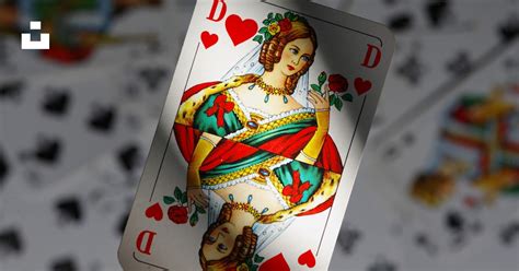 하트의 여왕이 그려진 카드 놀이 사진 Unsplash의 무료 카드 이미지