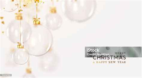 크리스마스 투명 유리 공은 금색 리본 황금색으로 떨어지는 색종이가있는 흰색 배경에 매달려 있습니다 현실적인 새해 3d 디자인