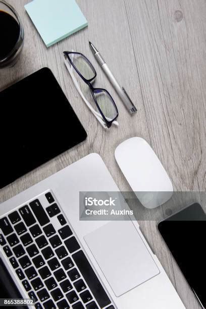 사무실 노트북 컴퓨터 디지털 태블릿 펜 스마트폰 마우스 안경 및 흰색 나무 바탕에 커피 테이블 데스크톱 오피스 이랑 개념입니다 개념에 대한 스톡 사진 및 기타 이미지