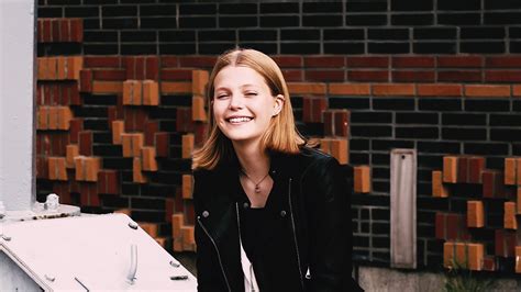 Plus De Vid Os Gratuites De Bisous Jeune Fille Jeune Femme Et De Jeune En R Solution Hd Et