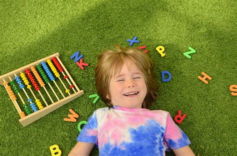 글자와 숫자를 배우는 아이 화려한 나무 주판과 영어 알파벳의 컬러 글자를 가진 아이 4 5세에 대한 스톡 사진 및 기타 이미지 4 5세 감정 공부 Istock