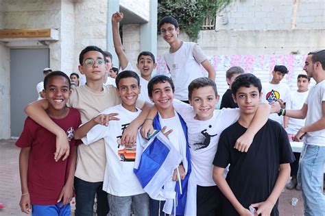 תמונות מריקוד הדגלים ברחובות Be106 חדשות רחובות