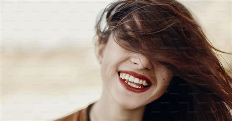 행복 한 세련 된 힙 스터 여행자 여자는 머리를 흔들고 웃고 집시 Boho 소녀를 재미있게 가지고 있습니다 방랑벽 여름 여행 대기 순간 텍스트 공간 사진