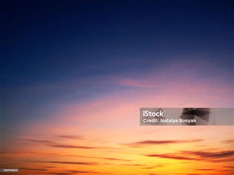 작은 스핀 드리프트 구름해군 푸른 하늘 아름다운 황금 빛 석양을 디자인복사 공간이 있는 다채로운 배경 웹 배너입니다 바다에 대한 스톡 사진 및 기타 이미지 Istock