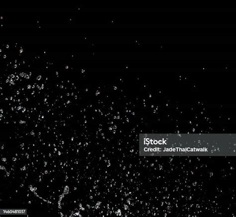 물 모양의 던지기가 공중에서 펄럭이는 물방울 공격과 스톱 모션 동결 샷에 튀는 형태 폭발 텍스처 그래픽 리소스 요소에 대한 스플래시 워터 격리된 검은색 배경 검정색 배경에