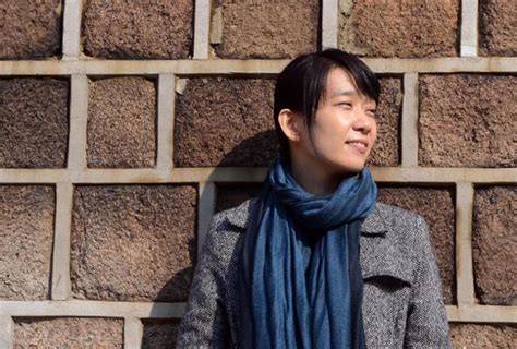 한강의 142글자 서면 소감 거대한 파도처럼 따뜻한 축하의 마음들놀랐고 깊이 감사해