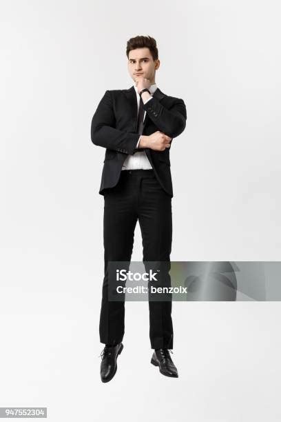 비즈니스와 라이프 스타일 개념 회색 배경 위에 공기에 포즈를 점프와 함께 행복 한 사업가 남성에 대한 스톡 사진 및 기타 이미지 남성 남자 넥타이 Istock