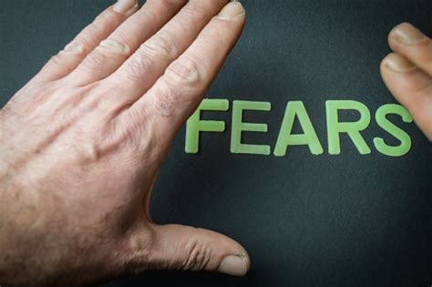 인간의 손은 어두운 회색 종이 배경에 플라스틱 문자로 작성 된 두려움이라는 단어를 숨깁니다 개념 가리키기에 대한 스톡 사진 및 기타 이미지 Istock