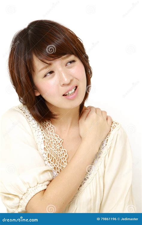 El Retrato De La Mujer Japonesa Joven Sufre Del Dolor Del Cuello Foto De Archivo Imagen De